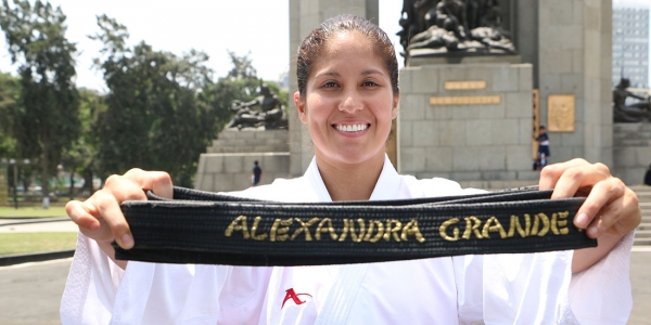 Alexandra Grande recibe Laureles Deportivos en grado de “Gran Cruz ...