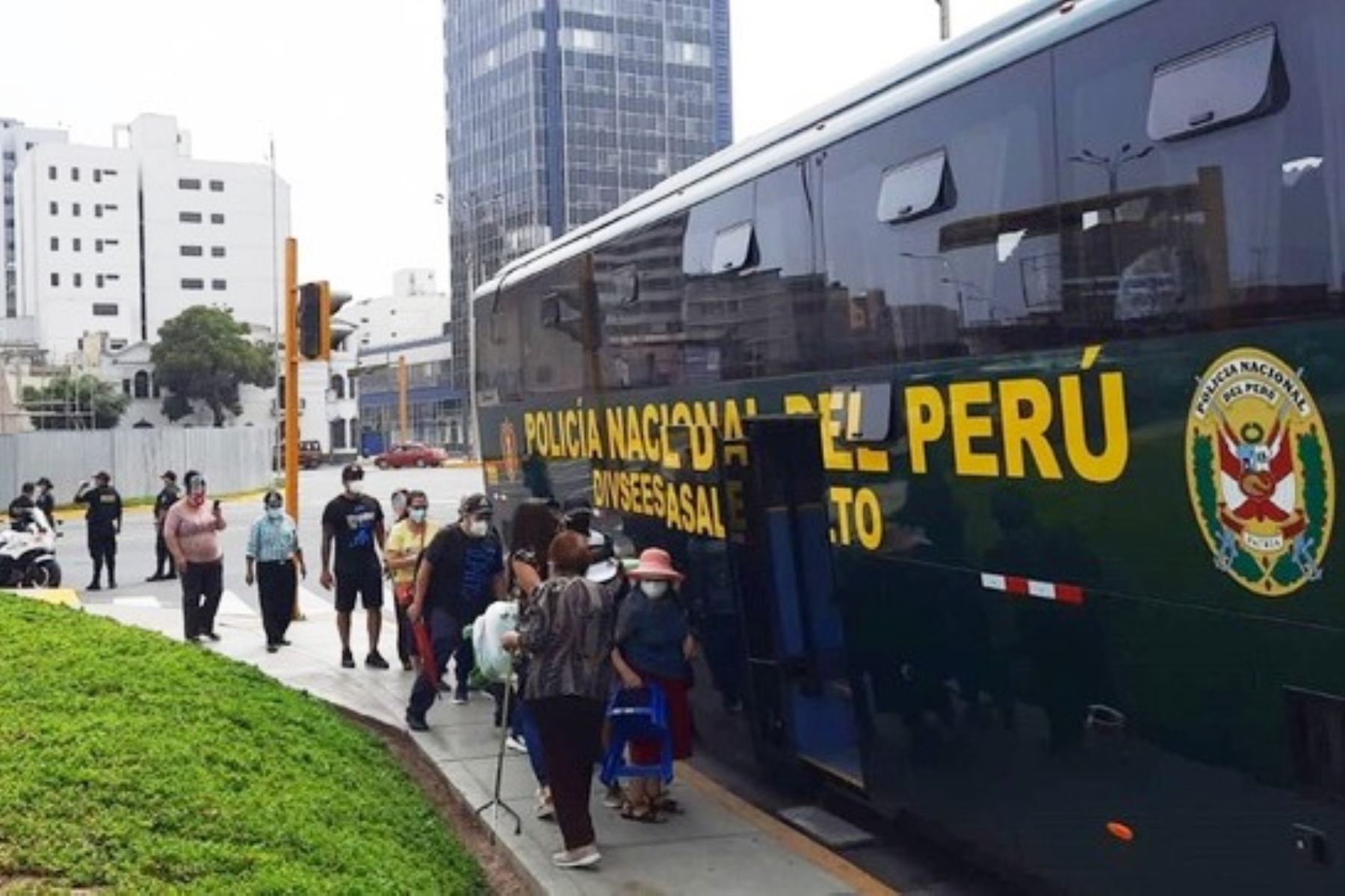 Buses de la PNP trasladan a adultos mayores hasta centros de vacunación ...