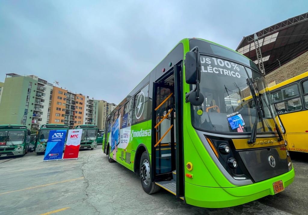 ATU presentó el primer bus eléctrico de transporte urbano fabricado en ...